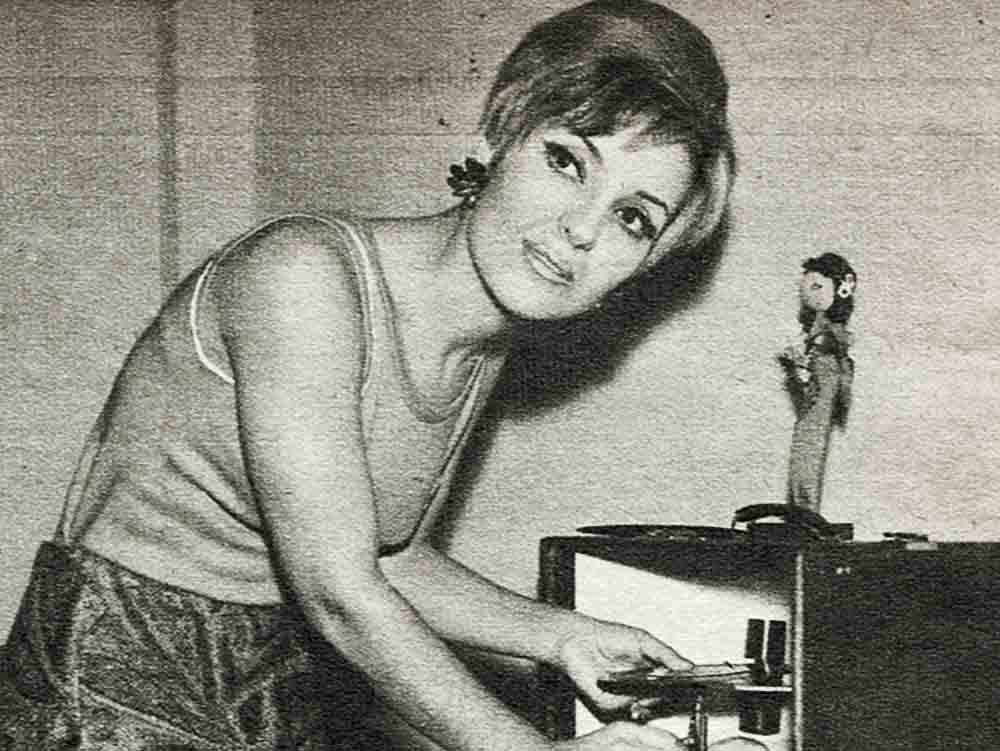 Ayla Dikmen - Tozlu Magazin